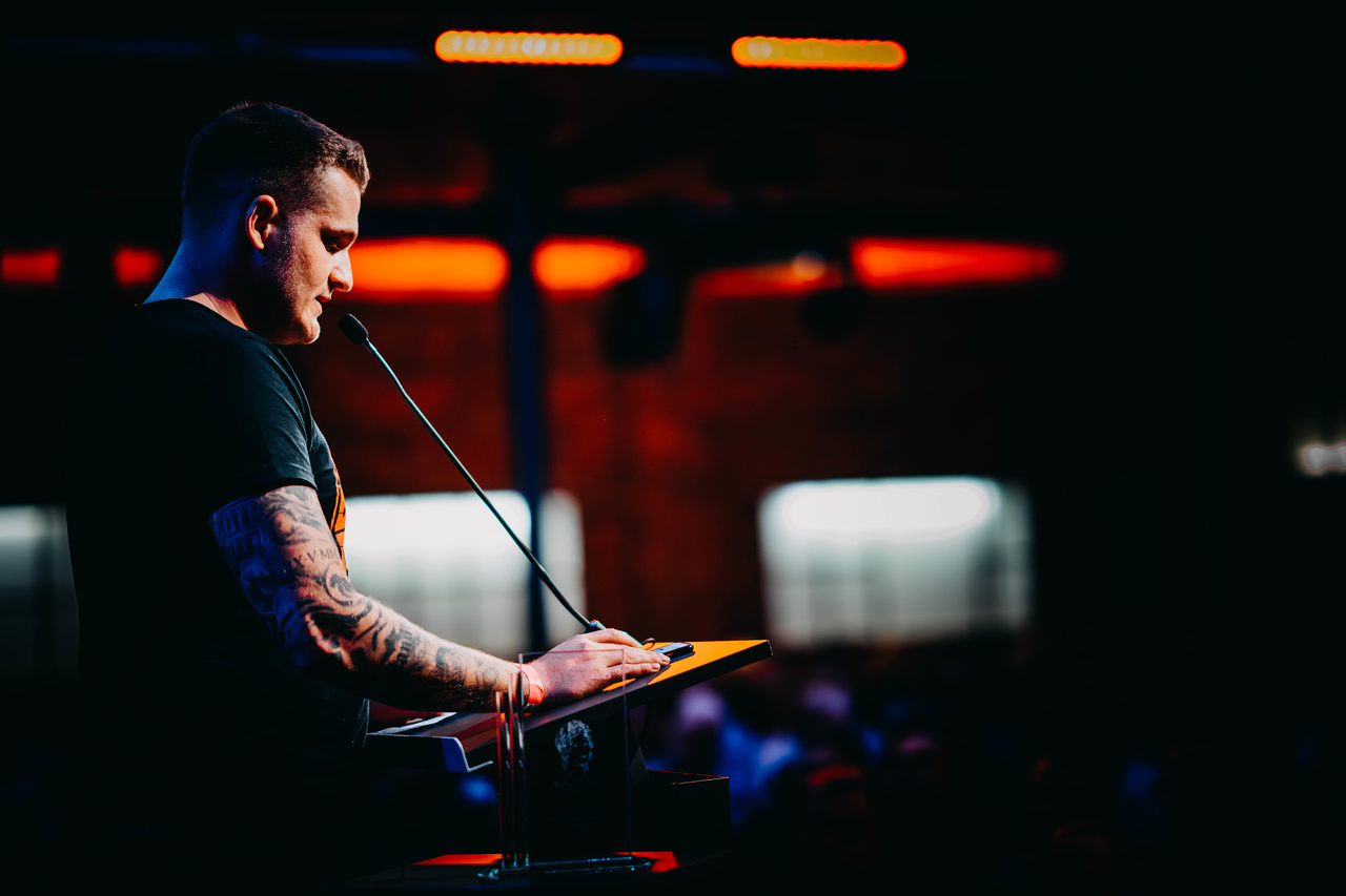 Mit Rap in die Reconquista: Das neue Album von Chris Ares - COMPACT