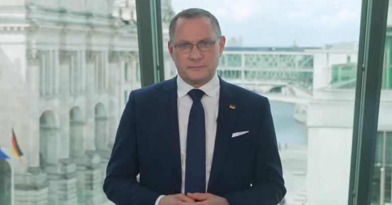 Mut-Aussagen: Chrupalla stärkt Alternativmedien - COMPACT